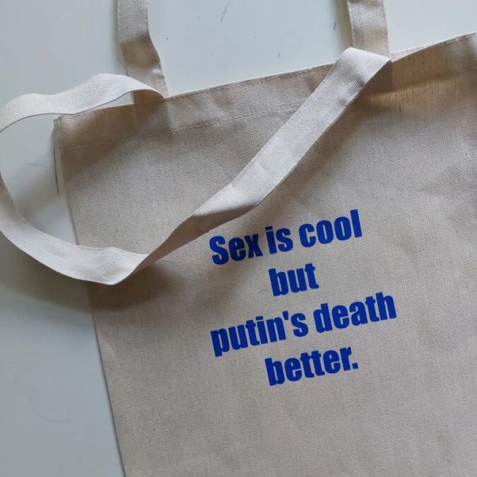 У Росії оштрафували дівчину за фото сумки з написом “sex Is Cool But