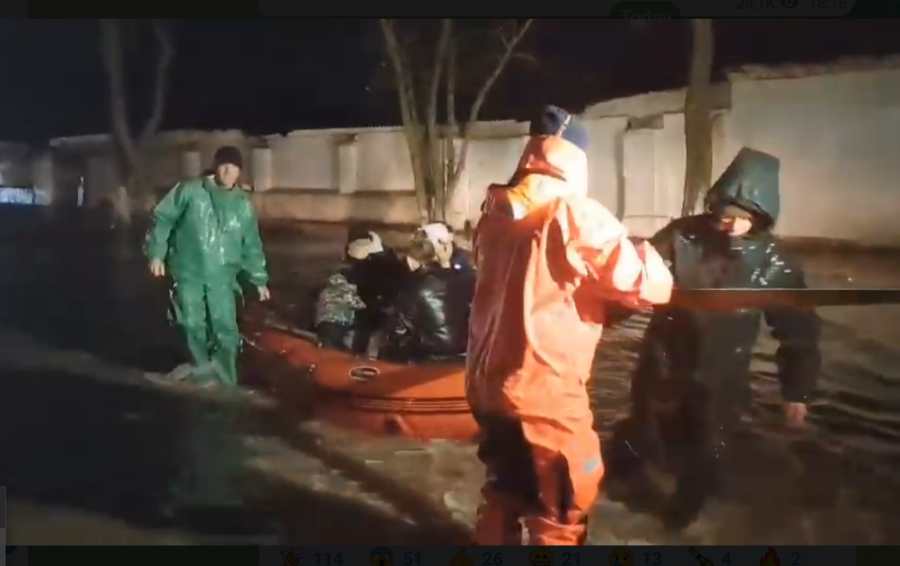 Негода в Криму у Євпаторії море змило окопи які росіяни нарили на пляжі У Балаклаві шторм